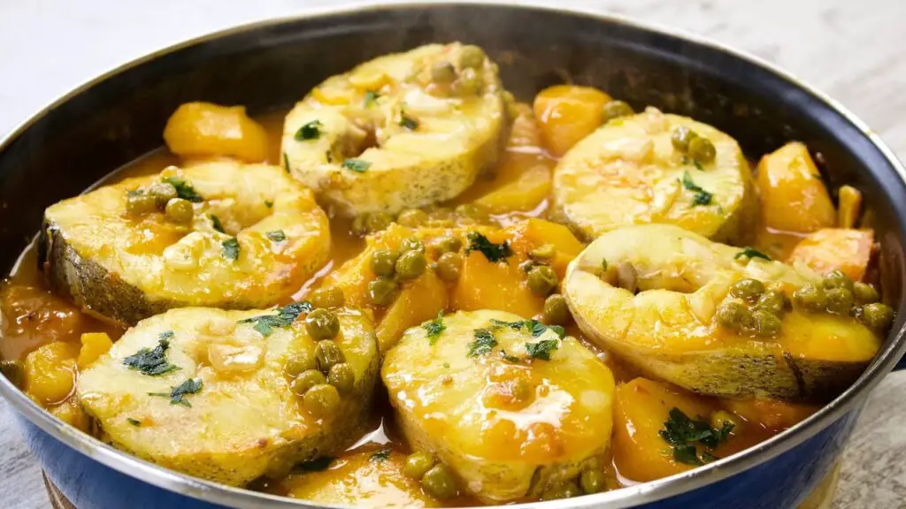 Deliciosa merluza en salsa española: una receta sabrosa y tradicional.